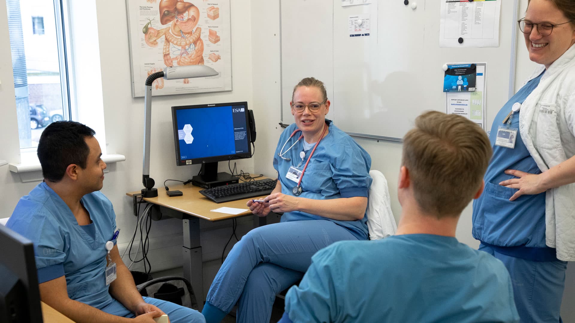 jeg vil fjerne den ene testikel og tage en biopsi af den anden ...